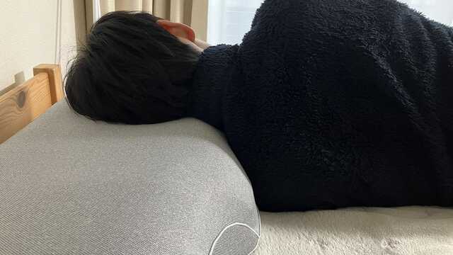 脳波の働きに注目！ 睡眠や集中したい前に使うウェアラブルガジェット「sleepisol」|au Webポータルコネタニュース