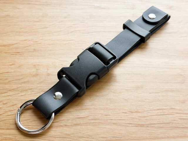 脱いだアウター、邪魔になる問題。3COINSのホルダーがあれば両手フリーで持ち運べちゃうよ|au Webポータルコネタニュース