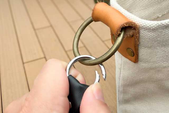 脱いだアウター、邪魔になる問題。3COINSのホルダーがあれば両手フリーで持ち運べちゃうよ|au Webポータルコネタニュース