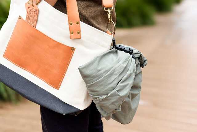 脱いだアウター、邪魔になる問題。3COINSのホルダーがあれば両手フリーで持ち運べちゃうよ|au Webポータルコネタニュース