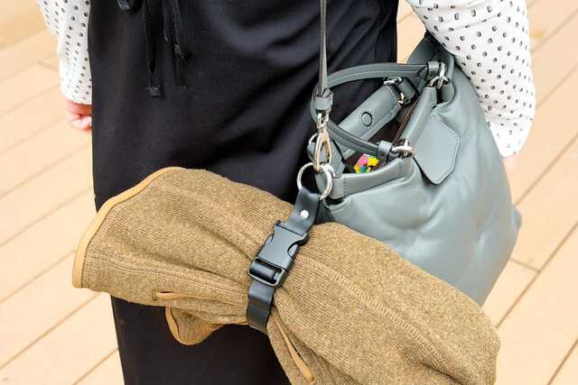 脱いだアウター、邪魔になる問題。3COINSのホルダーがあれば両手フリーで持ち運べちゃうよ|au Webポータルコネタニュース