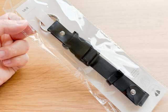 脱いだアウター、邪魔になる問題。3COINSのホルダーがあれば両手フリーで持ち運べちゃうよ|au Webポータルコネタニュース