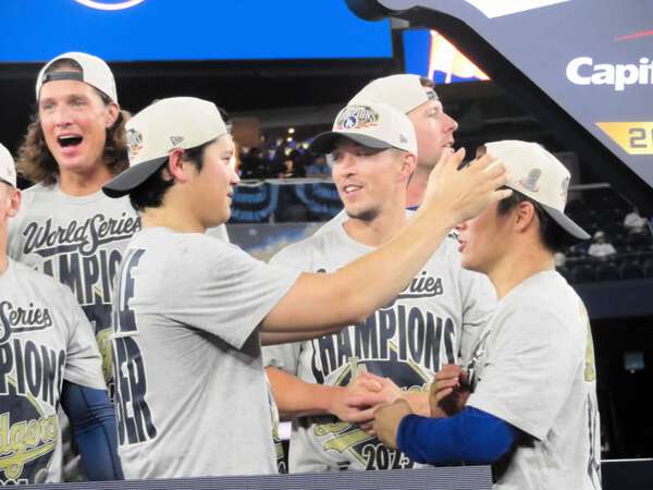 MVP発表直前、大谷翔平と山本由伸のほっこりシーンにSNS沸く「可愛い兄弟みたいw」「父性の塊？」|au Webポータルスポーツニュース