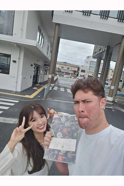 「豪華すぎる（笑）」 元HKT48外薗葉月＆巨人リチャード、婚姻届の証人に「強すぎ」「え？すげえ！」|au Webポータル芸能ニュース