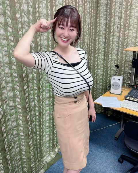 「このアングル最強」“グラマラスすぎる”元NHKアナ、両脇全開の“鉄棒ぶらさがり姿”が沸騰「無邪気」|au Webポータル芸能ニュース