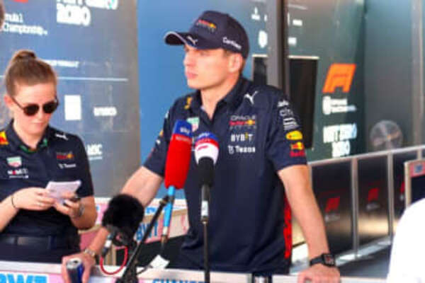 F1 Topic：『チャンピオンシップは奪われた』発言に怒り。レッドブルがスカイ・スポーツの取材を拒否|au Webポータルスポーツニュース