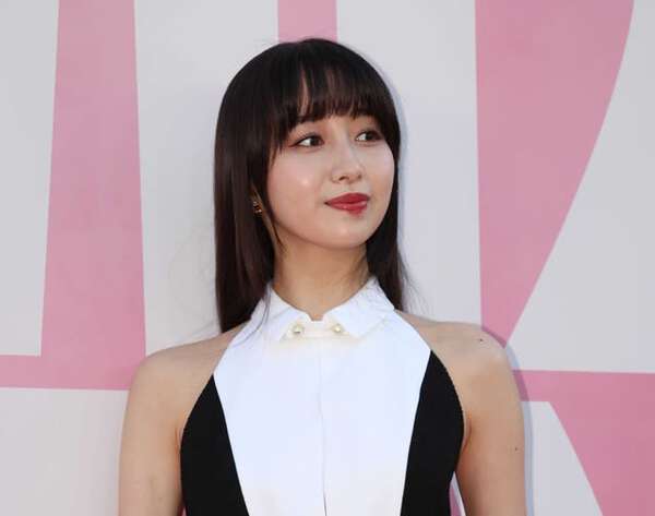 キムタク&工藤静香の長女・Cocomi、ジーンズ姿で愛犬と散歩 妹も「ベストジーニスト」・父は殿堂入り|au Webポータルコネタニュース