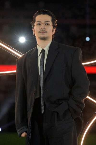 King Gnu・常田大希、ユニバお忍び満喫ショット披露→「全く忍べてない」「オーラダダ漏れ」|au Webポータル国内ニュース