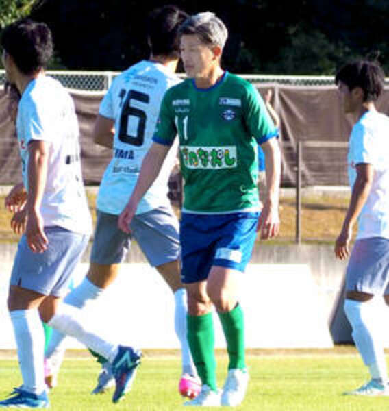 プロ40周年の鈴鹿FWカズが今季ホーム最終戦に後半48分から途中出場 JFL最年長記録を58歳263日に更新|au Webポータルスポーツニュース