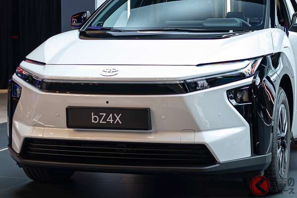 トヨタ新型「SUV」初公開！ 全長4.7m級ボディ＆340馬力超えの「高性能モデル」もアリ！ “3年ぶり”顔面刷新の「bZ4X」波国で登場|au Webポータルコネタニュース
