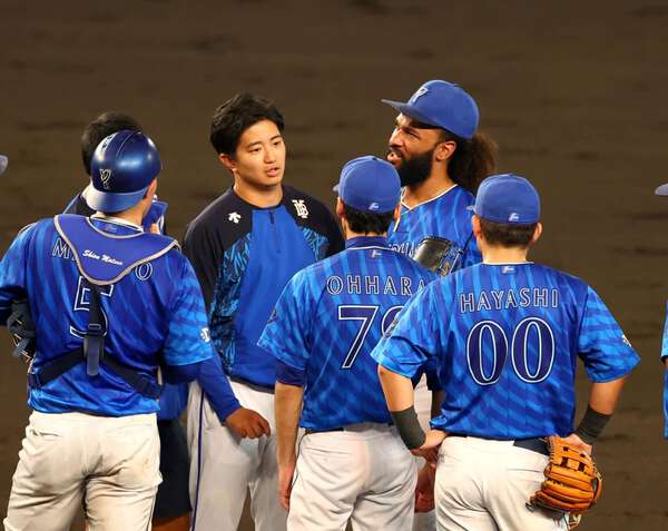 DeNAにまさかのミス 右翼からの送球をカットした二塁・林が一塁ベンチ方向へ悪送球 ジャクソンは尻もち後に呆然|au Webポータルスポーツニュース