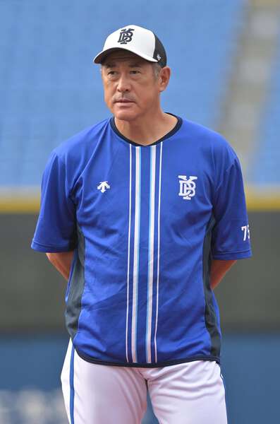 DeNA石井琢朗コーチ退団へ 打撃向上などに取り組み、昨年の日本一にも貢献 現役時代はマシンガン打線の1番|au Webポータル国内ニュース