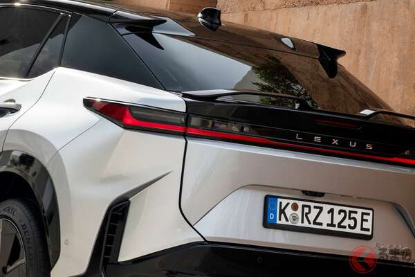 レクサス新型「スゴいSUV」発表！ 400馬力の高性能モデルあり！ まるでMTな新システム＆世界初採用の「操縦かんハンドル」が画期的！「RZ」ドイツ仕様とは！|au Webポータルコネタニュース