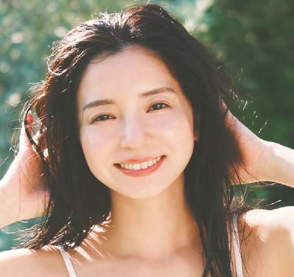 NHK EテレMCの35歳女優 純白ビキニで魅せる麗しの曲線美 レースランジェリーのチラ見せショットも|au Webポータル国内ニュース
