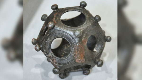 200年以上も考古学者を困惑させてきた「ローマの中空十二面体」|au Webポータルコネタニュース